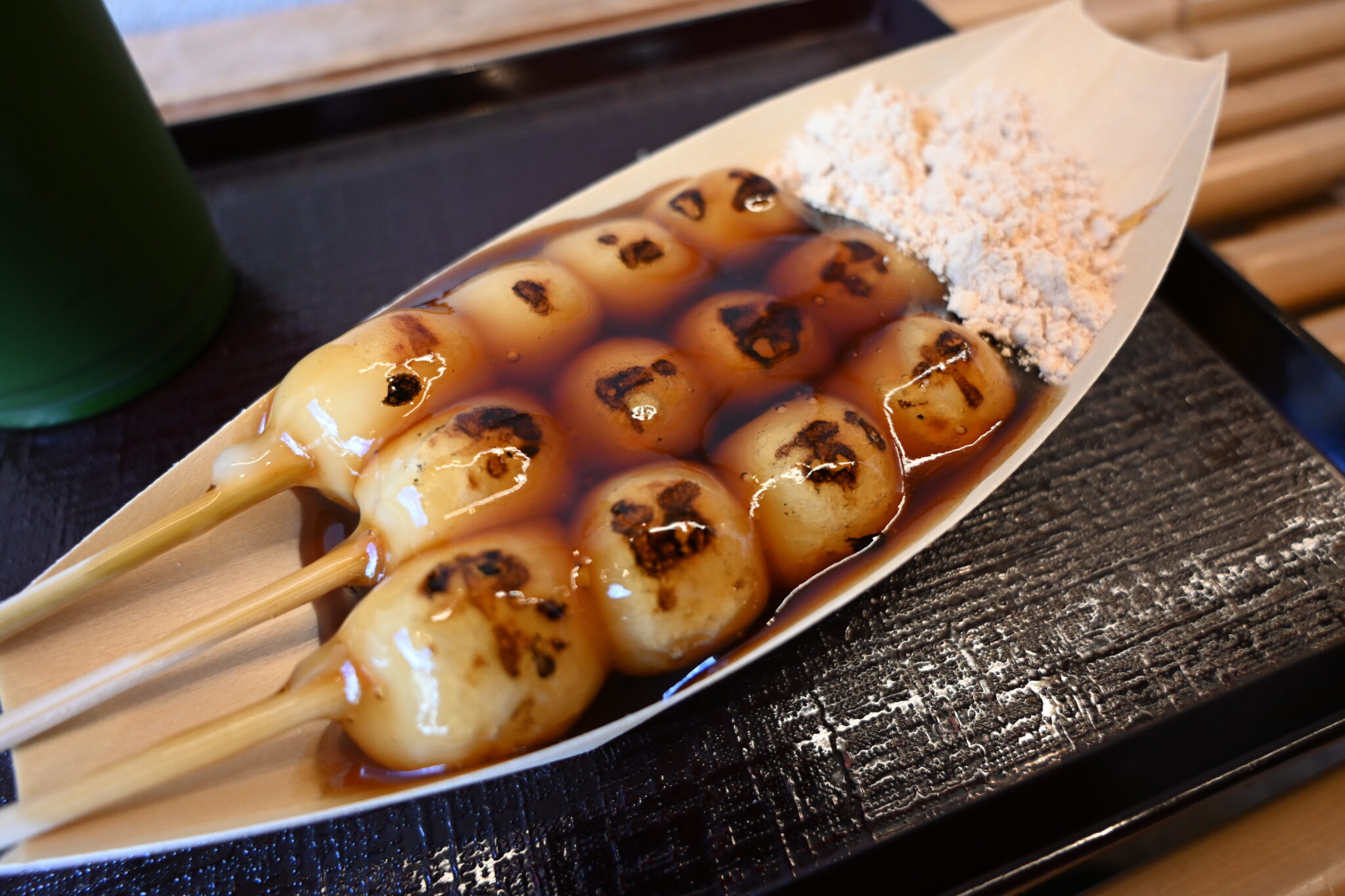 Savourez un délicieux assortiment de mitarashi dango fraîchement ...