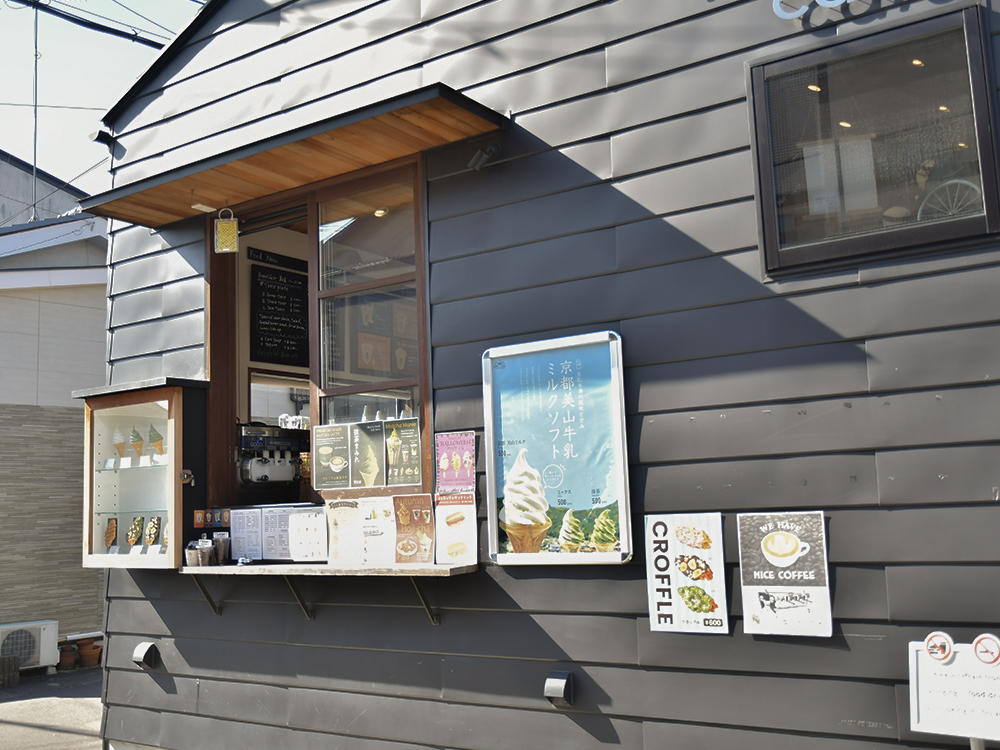 Enjoy a blissful time at a rickshaw cafe. A stroll through Arashiyama ...
