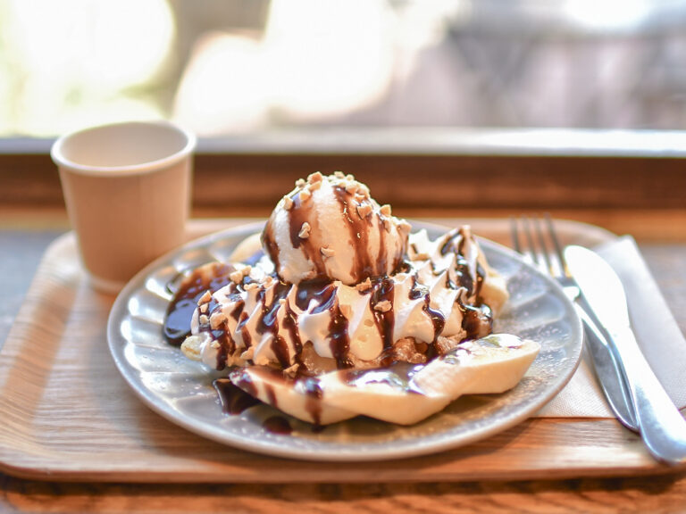 Nikmati masa yang menyenangkan di kafe beca. Berjalan-jalan di kafe ...