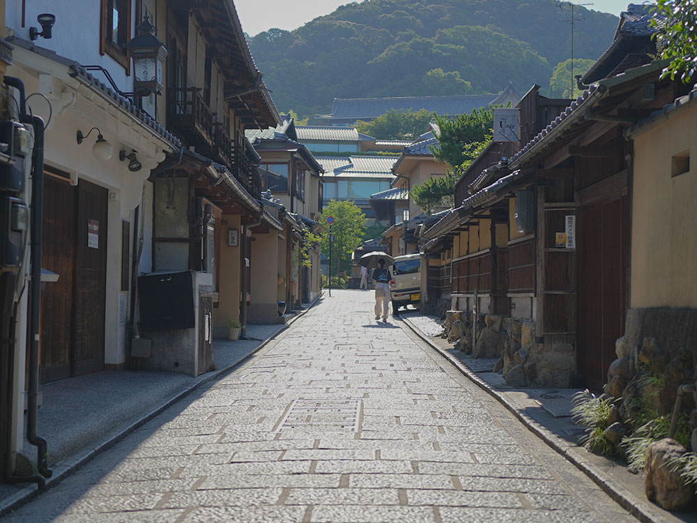 Ichinenzaka: Jalan-jalan berturap batu menuju ke Kuil Kiyomizu-dera ...