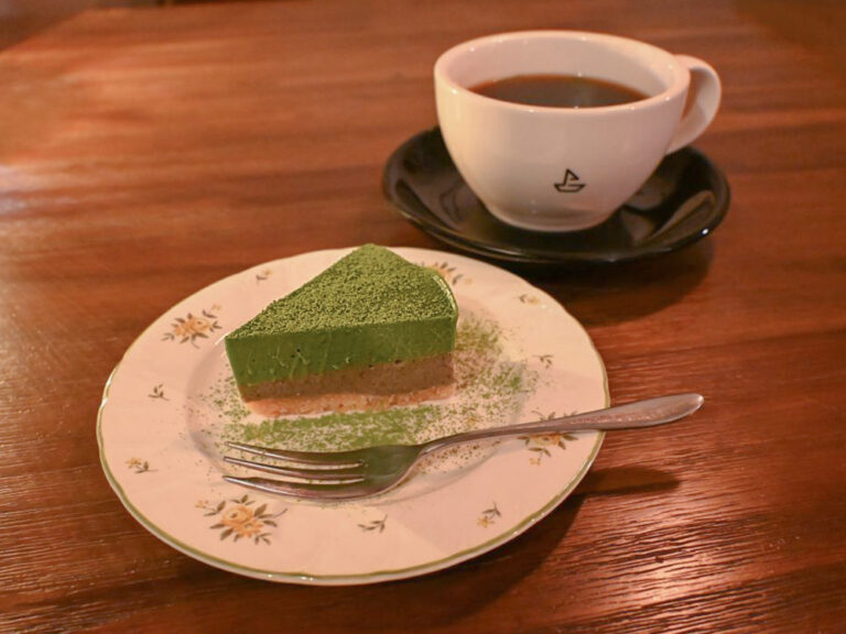 Bersantai dan nikmati masa di Kazeko Cafe dengan Kopi ~ Tart Coklat ...