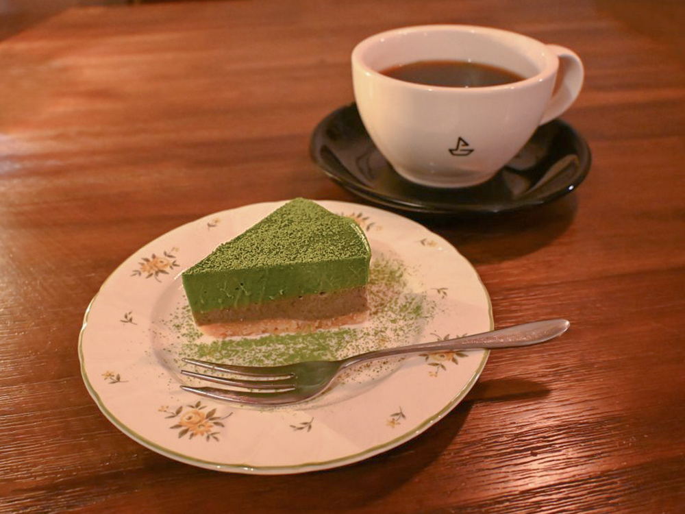 Bersantai dan nikmati masa di Kazeko Cafe dengan Kopi ~ Tart Coklat ...