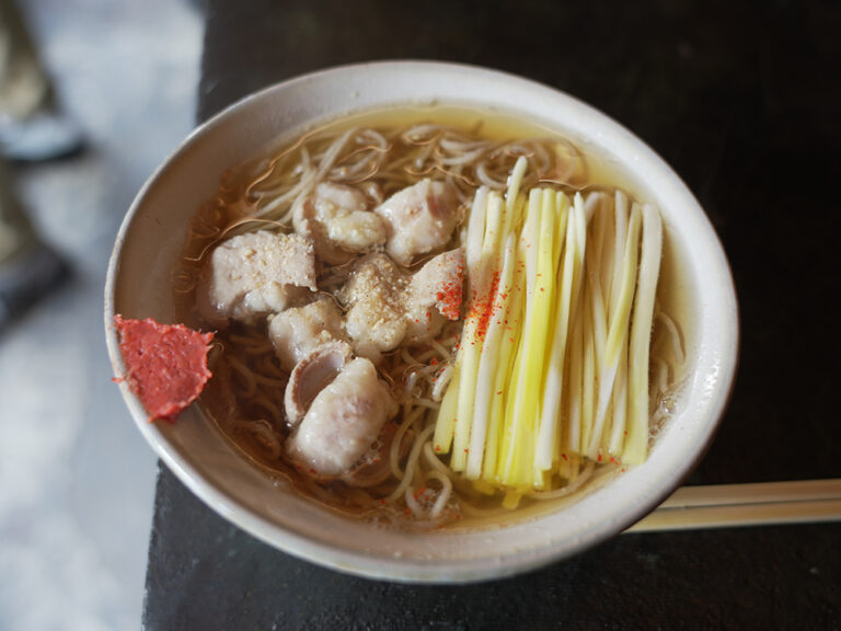 [Suba] Enjoy the finest standing soba noodles beside the Kamo River ...